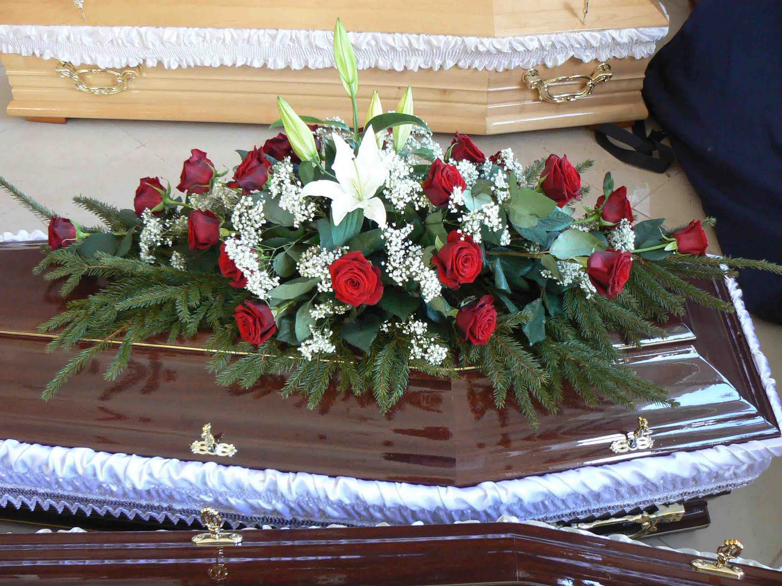 Coroane Funerare Deosebite...: Aranjament de pus pe Sicriu 2 culori